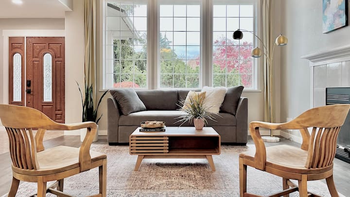 The Valley Retreat: Hot Tub & Fire-pit & Big Yard - Cashmere, WA