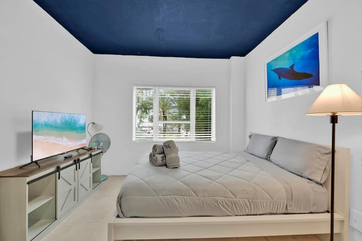 Dolphin Studio @ Mantell/w Pool, Patio, Gym - Miami Beach, FL