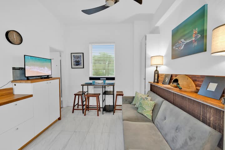 Gator Studio @ Mantell W/pool, Patio & Gym - Miami Beach, FL