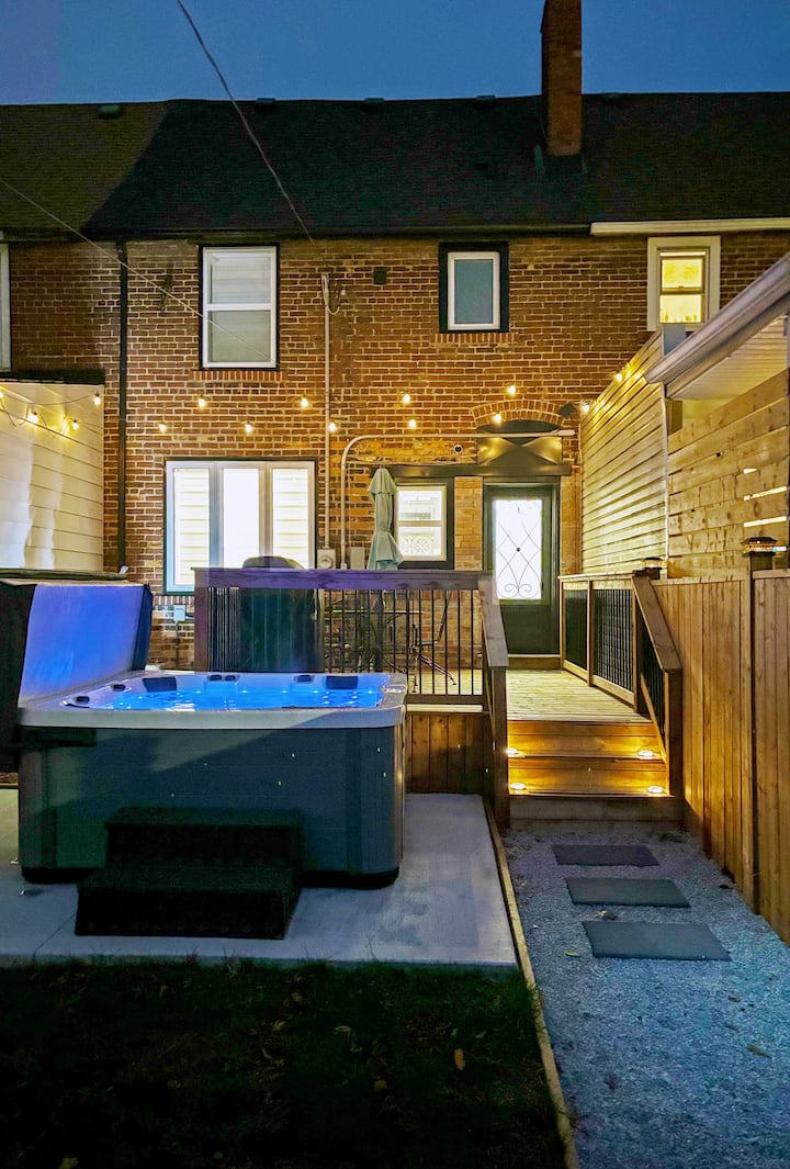 Modern Walkerville Gem | Hottub & Cozy Backyard - Windsor