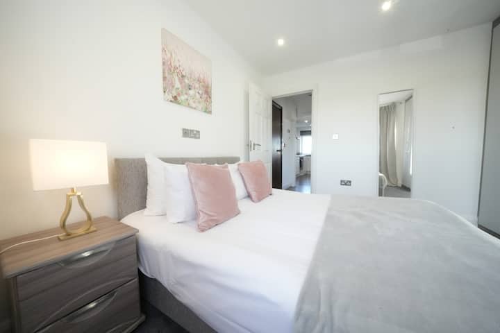 2 Full Flats|parking| Near Hatton Cross Airport - Uxbridge