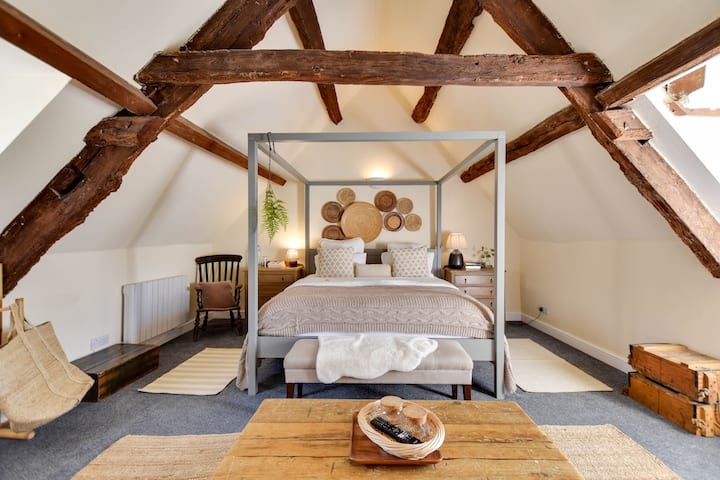 The Hops - New, Stylish Loft - Cirencester
