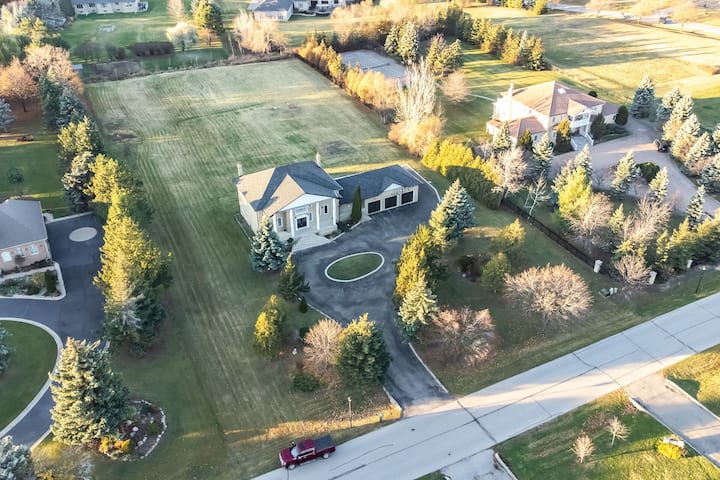 Luxury Castlemore Estate Spacious Lot With Parking - Brampton
