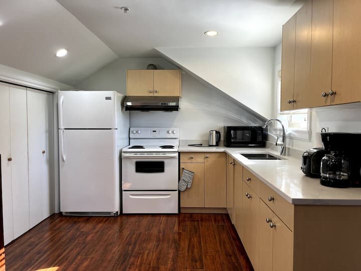 Lovely & Cozy Entire Laneway Suite! Great Location - Vancouver