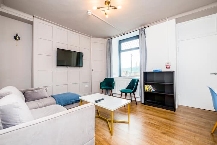 5-bed Home • Parking • Near Uni & Cardiff Access - South Wales