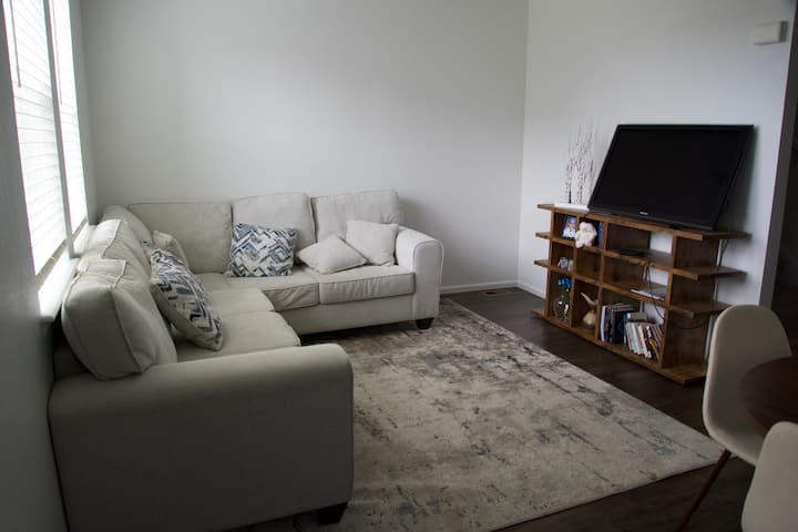 Modern And Spacious | Near Airport - Aurora