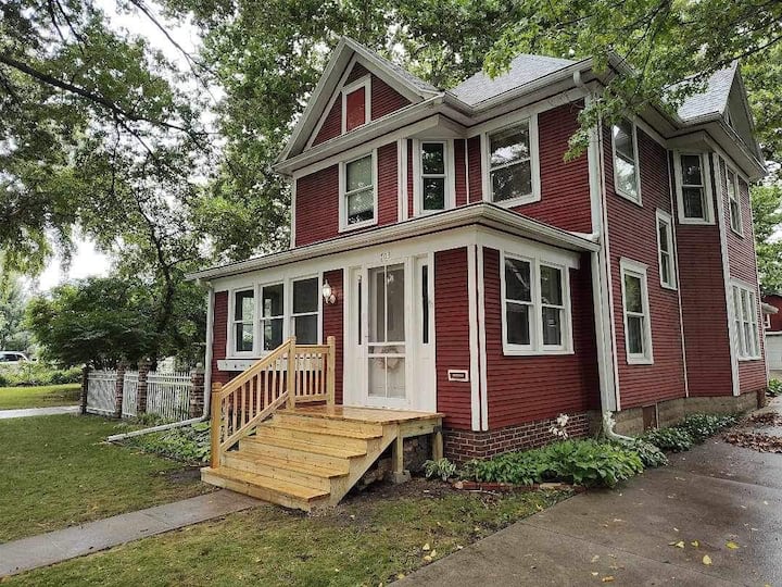 4 Bedroom Downtown Charmer - Iowa State University, Ames