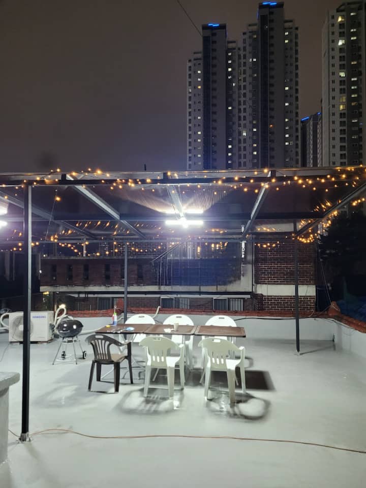 3)루프탑바베큐*금정역10분/하이볼위스키제공/새집/투룸펜션/편안한숙박/가족모임/6인가능 - 광정동