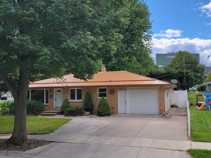 Small Family Home By Lambeau (2 Blocks Away) - Green Bay, WI