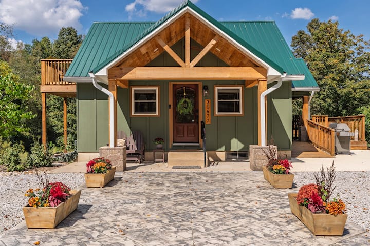 Creekside Cabin With Hot Tub And Private Trails - New Plymouth, OH