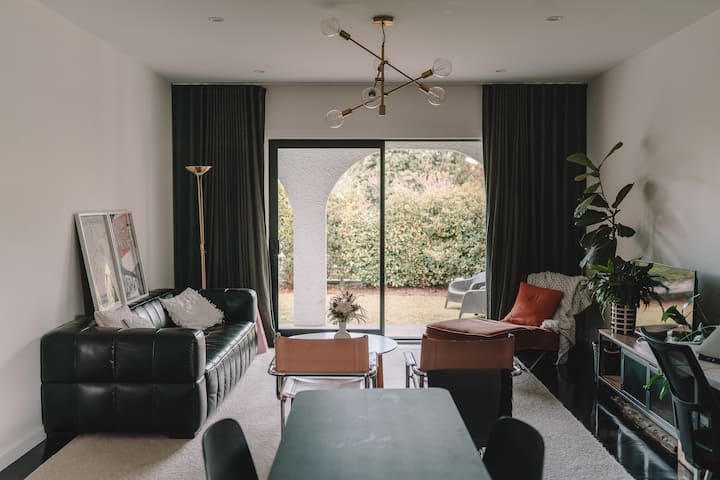Art Deco Modern Retreat - Napier