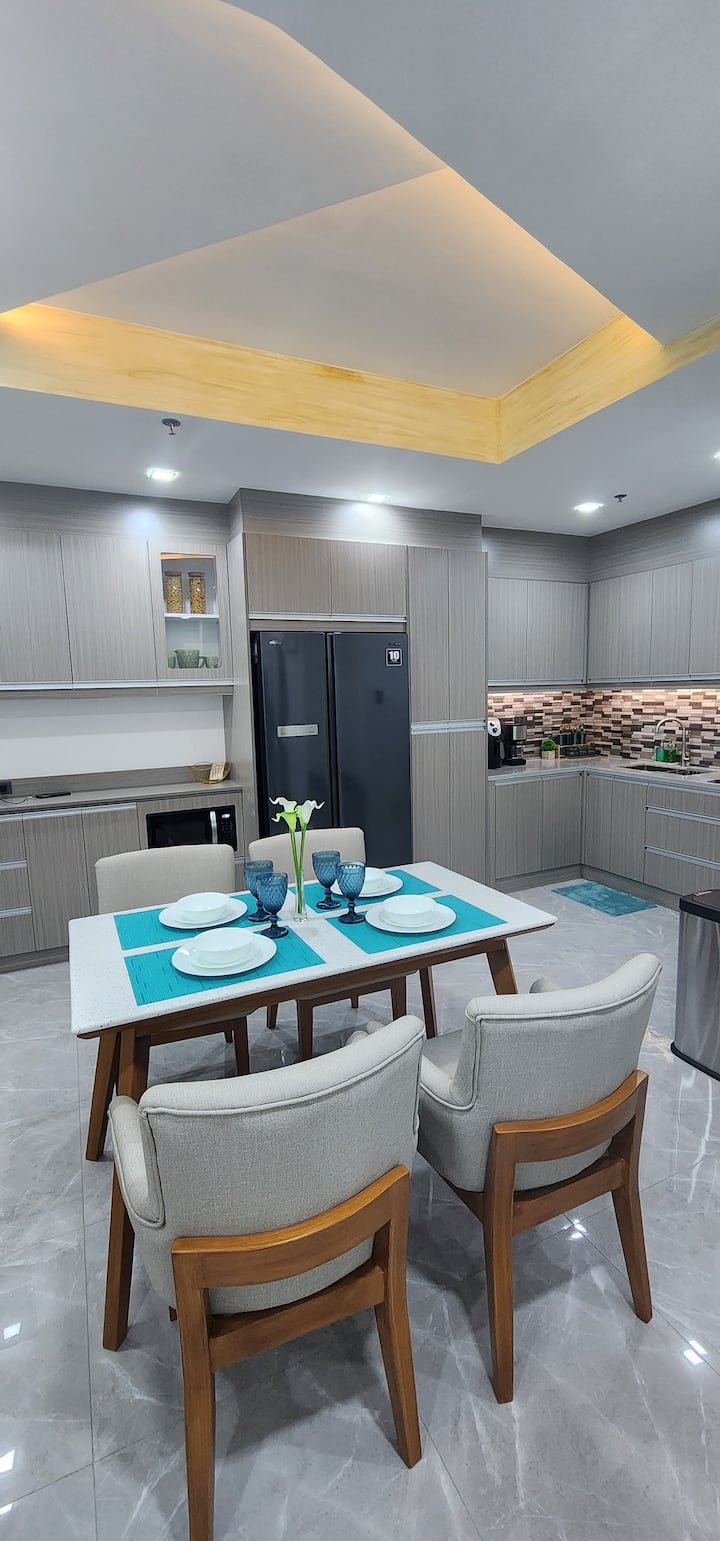 Cozynest: Sophisticated 2-br Luxury Smart Unit 203 - Angeles