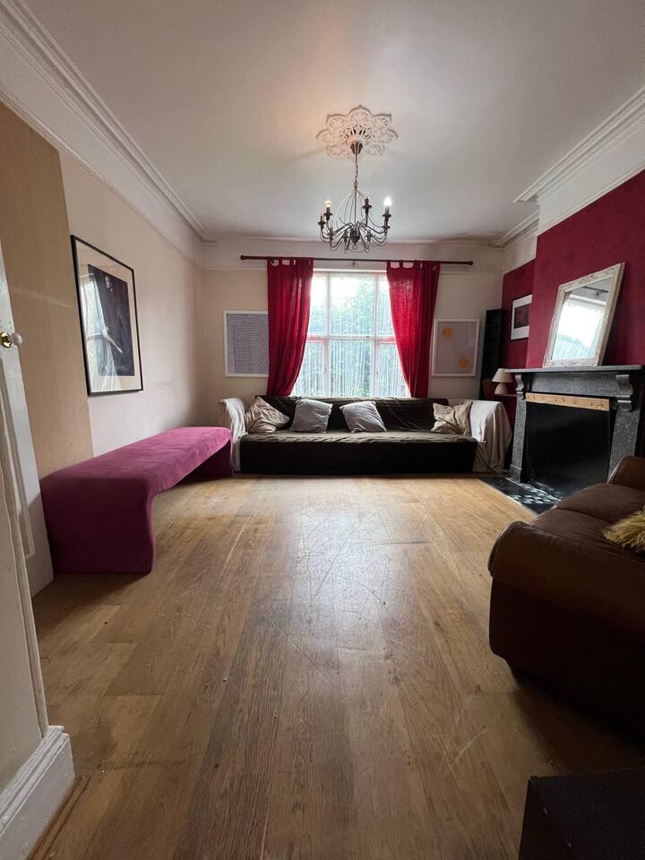Hollies House. 5 Beds. 3 Bathrooms. Sleeps 16. - Retford