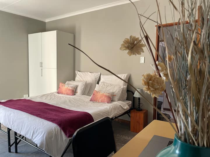 Affordable Studio Apartment/off-grid Solar - Pretoria