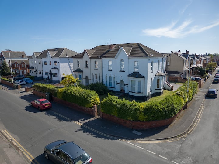 The Santiago Suite - Sleeps 10 - Formby