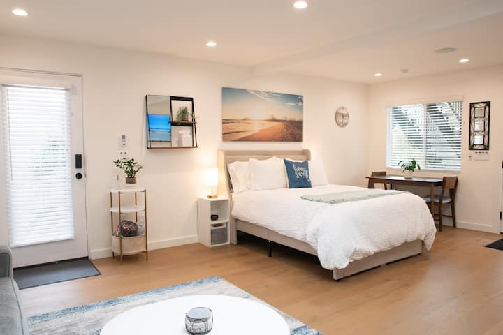 Perfect For Couples: Skylight & Roofdeck Hideaway - Venice Beach, CA