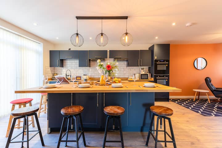 Newly Renovated 5 Bed + 5 Bath! - Manchester