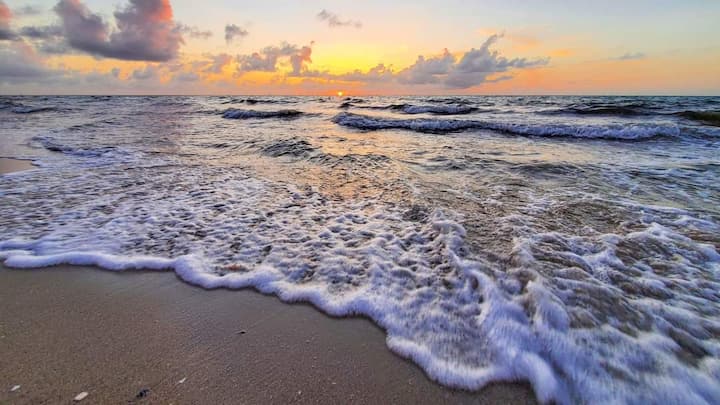 Beach Escape • Pool • Balcony • Free Parking - Hollywood, FL