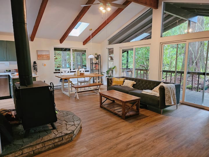 Secluded 2br Forest Lake Retreat With Hot Tub - Hoodsport, WA