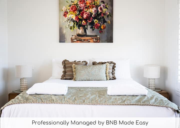 The Elm Apartments | The Gold Room - Orange