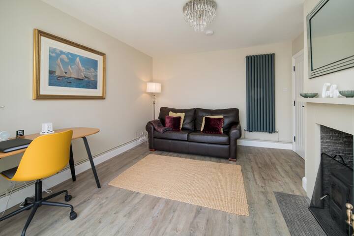 Skysail, Stylish, Accessible One‑bedroom Apartment - Carisbrooke Castle