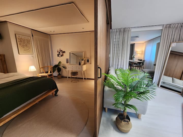 서울역공항철도/명동/남영역 6분/4r+ 2ba/ 청결보장/넓은공간/대가족숙소/짐보관/1층 - Seoul