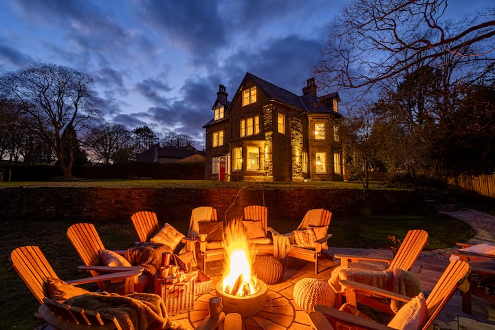 Huge 11 Bed House In Buxton W/ Hot Tub/bbq/parking - Macclesfield