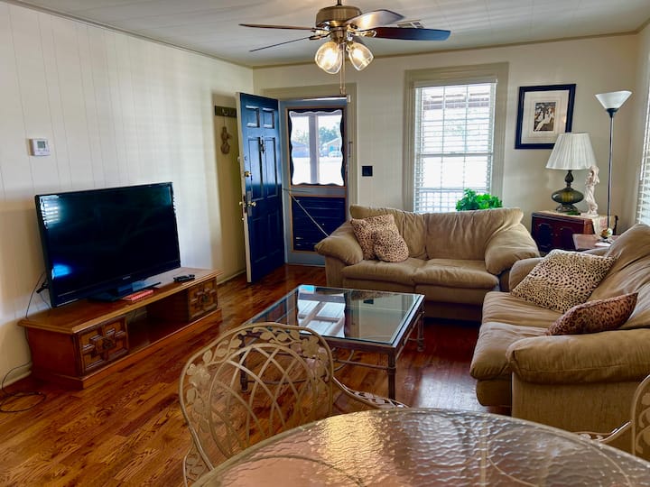 Bee'z Cottage, East Room - Lake Charles, LA