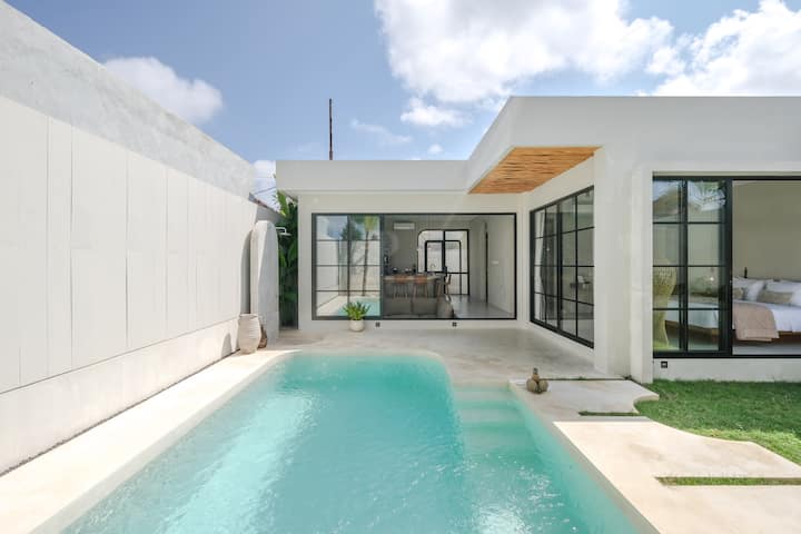 A Modern Minimalist Gem With Garden And Pool View - Bualu
