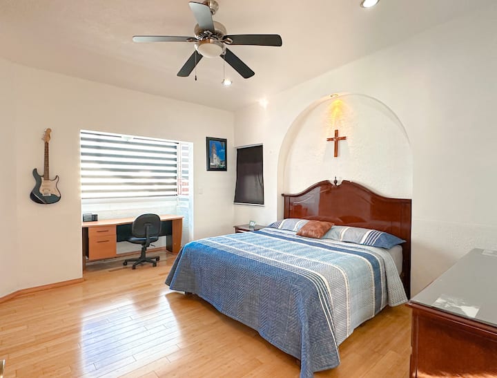 Cama King, Wi-fi Veloz Y Zona De Trabajo - Cuernavaca