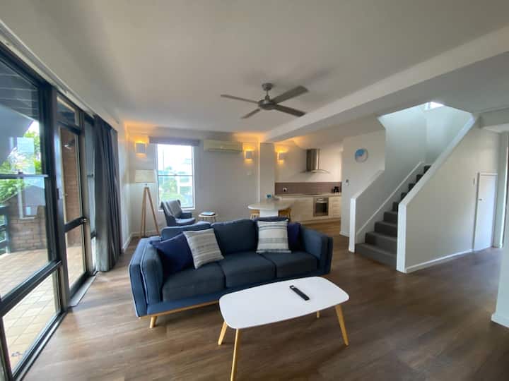 Central Airlie Stylish Townhouse - Sea Views & Pool - Airlie Beach