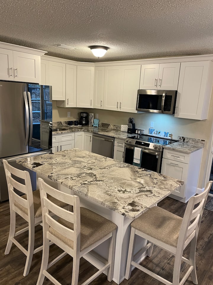 Tropical Tides:  Spacious & Blissful Beach Getaway - Largo, FL
