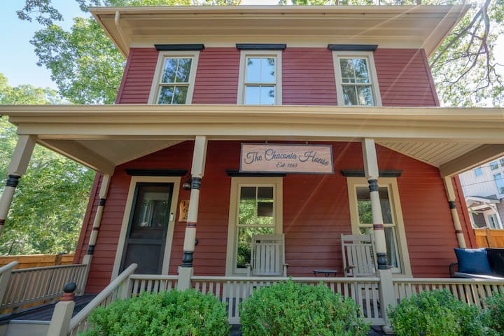 Cozy Historic Home, 8 Min Downtown, Large Yard - Saugatuck, MI