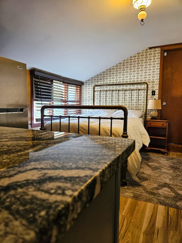 Entire Suite Close To Tweed Airport ~Pet Friendly - New Haven, CT