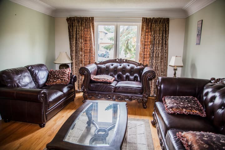 Beautiful & Spacious Home - Kanata