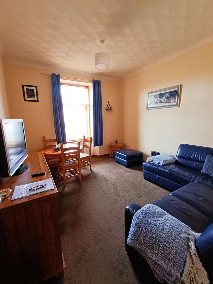 Central Main Street Flat With Parking - Largs