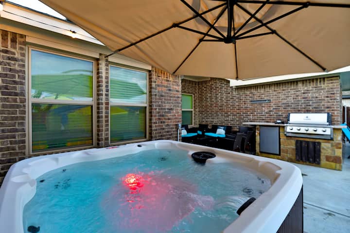 Dfw Oasis | Pool + Hot Tub | 4br Luxury Escape - Grand Prairie, TX