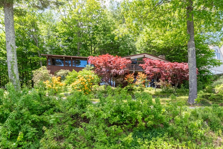 Lake Views! Lake Winnipesaukee 5 Mins Away! - Gilford, NH