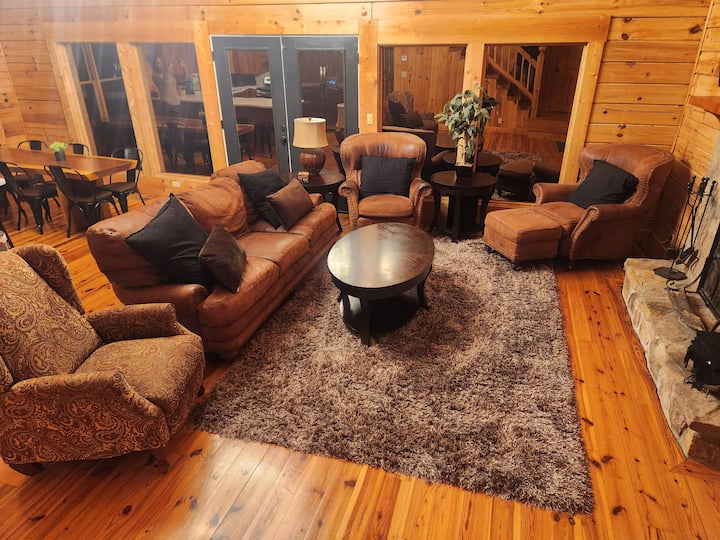 Spacious Lakefront Cabin- Dock, Hot Tub & Kayaks - Watts Bar Lake, TN