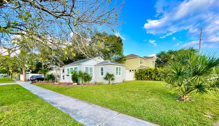 Pet Friendly By The Bay 
Prime Location S. Tampa - Tampa