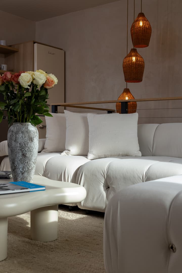 Rare Find! Stylish And Cozy Neighborhood Retreat - Riviera Country Club