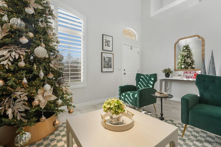 Deluxe And Contemporary Home - Sandy, UT