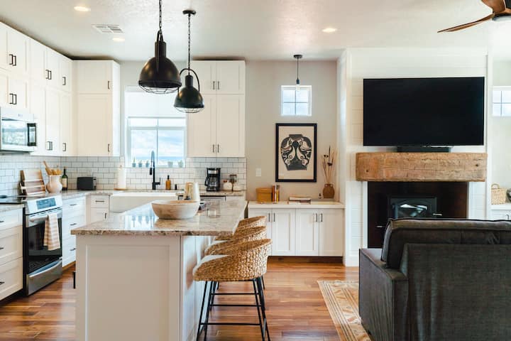 Dreamy Desert Canyon Farmhouse - Kanab, UT