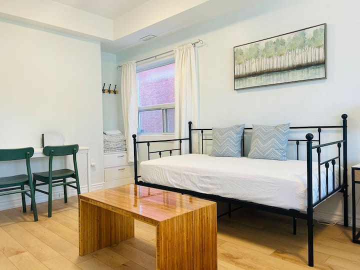 Cozy Toronto Apt | Sleep3 • Yard • Transit Access - Toronto, ON