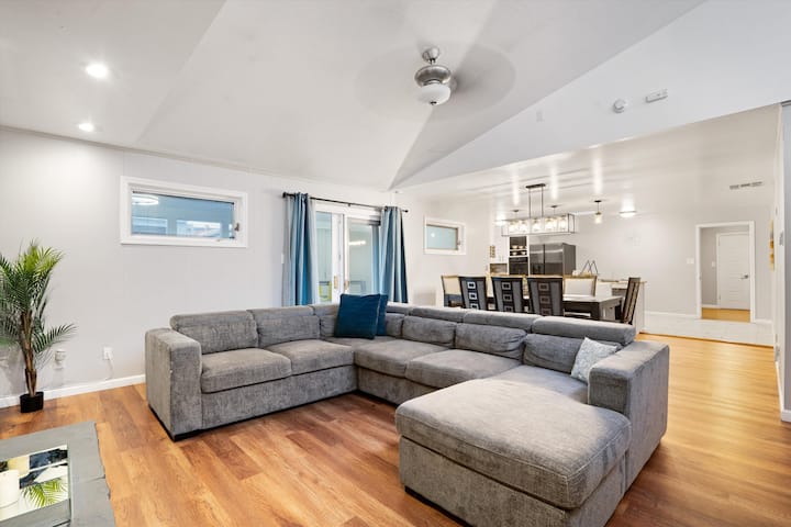 Contemporary Sophistication | Hot Tub!| Wonderbox - Albuquerque, NM