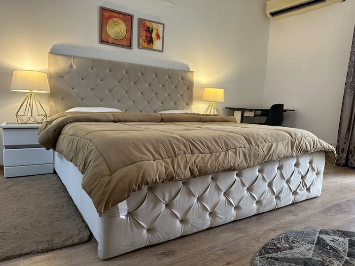 * Beautiful Spacious 3 Bedroom Apartment * - Noida