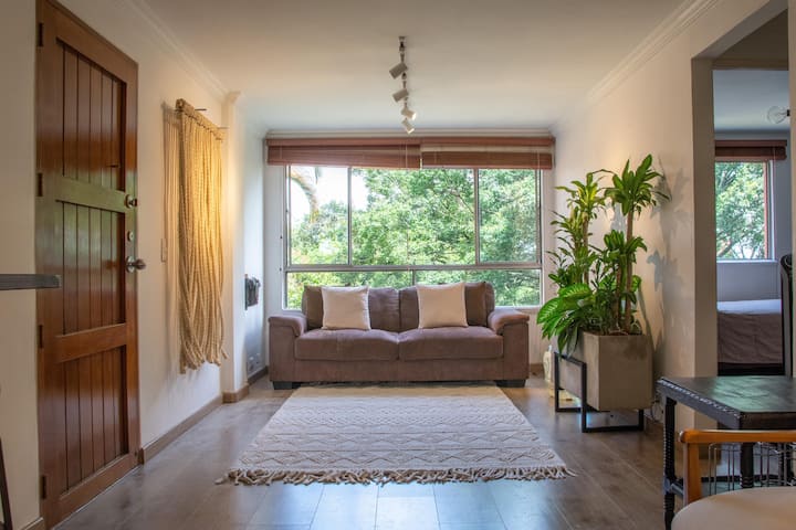 2 Bedroom Sunlit El Poblado Apto / Great Location - Medellín