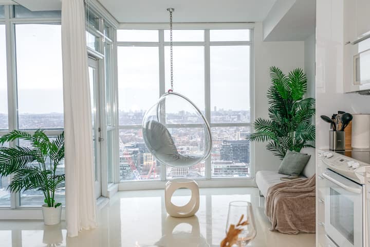 Skyline Condo 1bd + Den + Parking - Allan A. Lamport Stadium