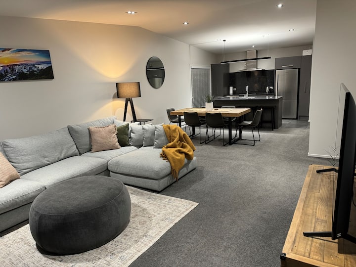 Top Floor Mount Central Apartment With Pool & Spa - Mount Maunganui