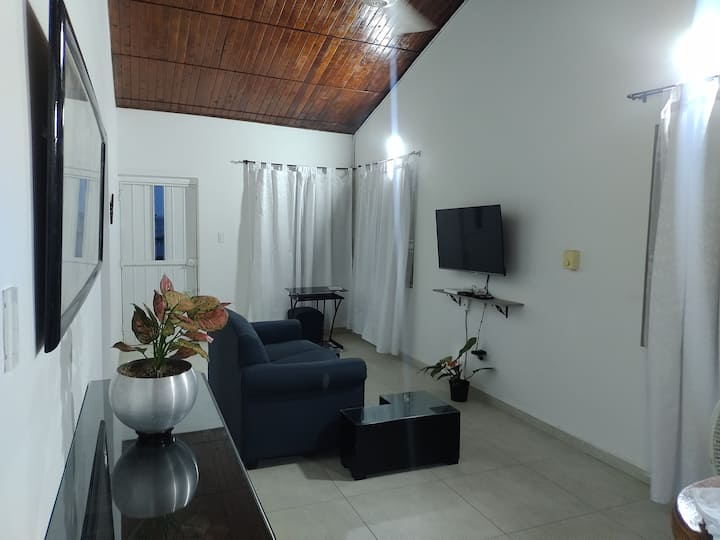 Cozy Home With A/c, Kitchen, And Laundry Area - Apartadó